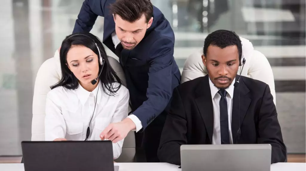 8 manieren waarop online training het personeel van de klantenservice helpt om stress op de werkplek te beheersen