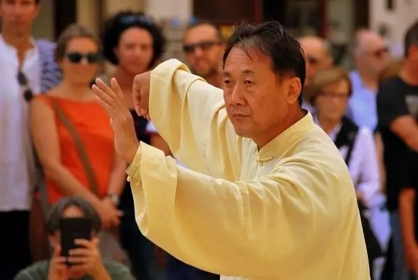 Wêneyê zilamê ku Tai Chi dike