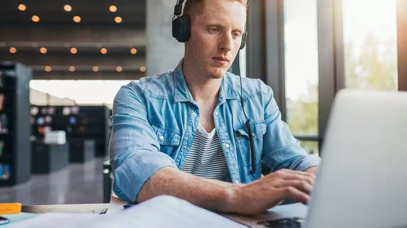 Ar turėtume naudoti foninę muziką su instrukcijomis? Nr.