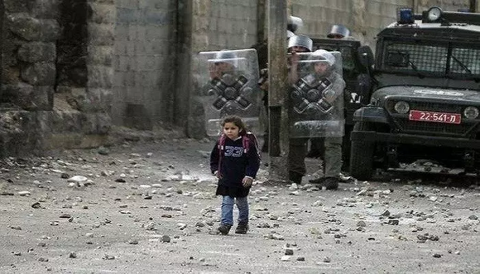 Ir a la escuela en una zona de guerra--Crédito: Pinterest