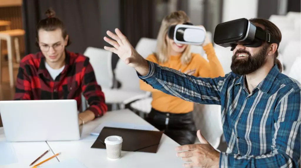 O treinamento de funcionários de realidade virtual está aqui: você deve adotá-lo?