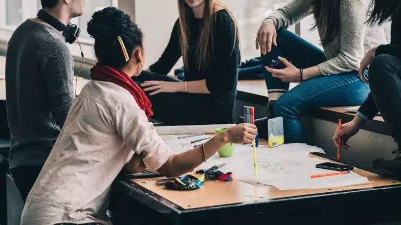 Akateeminen valmennus vs. Tutorointi: Kumpi auttaa sinua kehittämään tehokkaita toimintataitoja